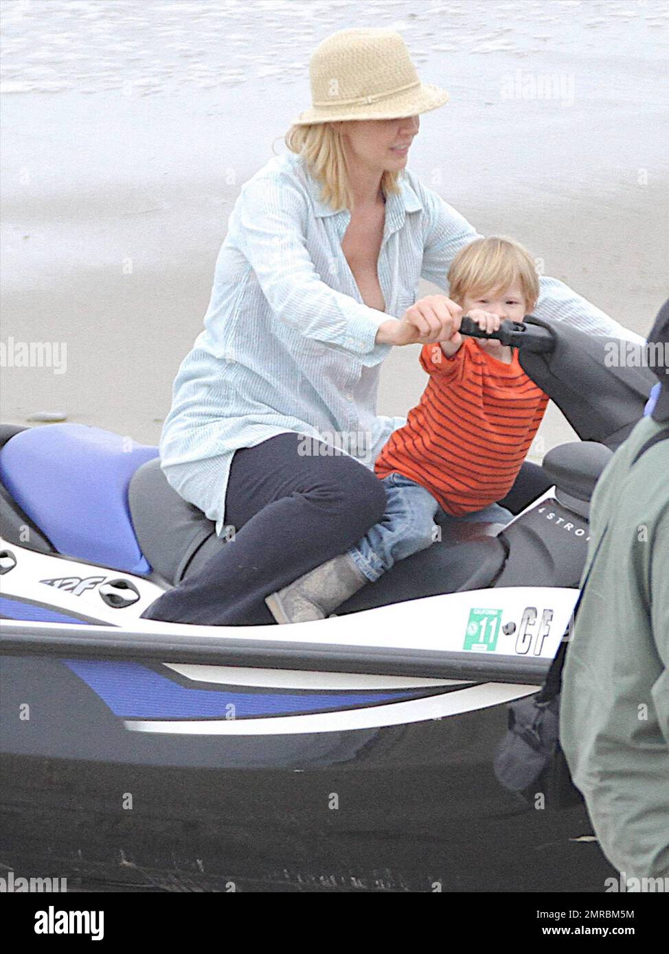 Actress Jenna Elfman has a great time on the set of "Friends with ...