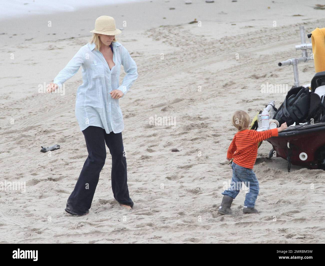 Actress Jenna Elfman has a great time on the set of "Friends with ...