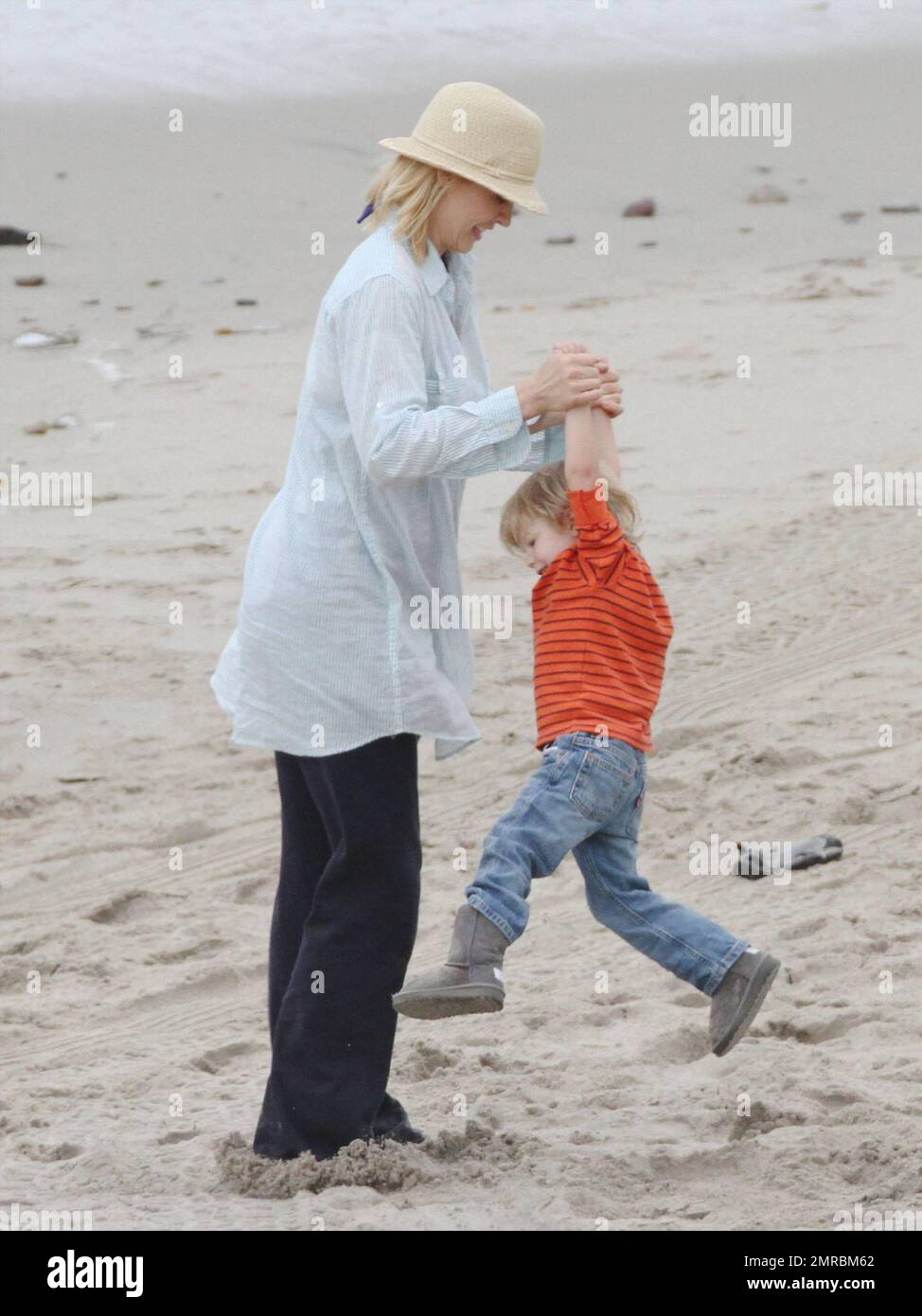 Actress Jenna Elfman has a great time on the set of "Friends with ...