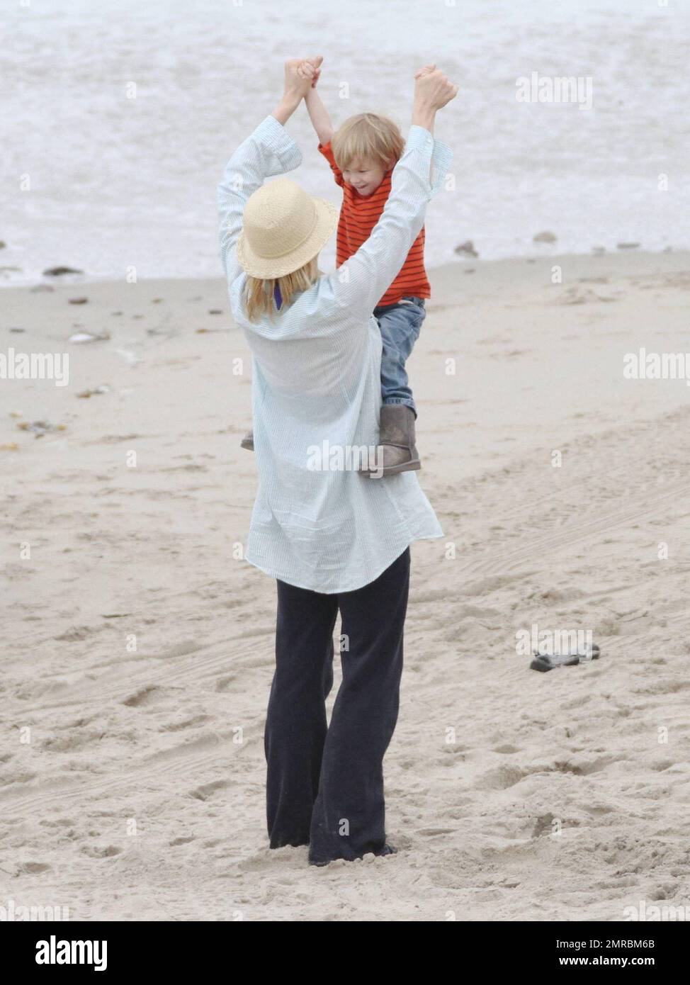 Actress Jenna Elfman has a great time on the set of "Friends with ...