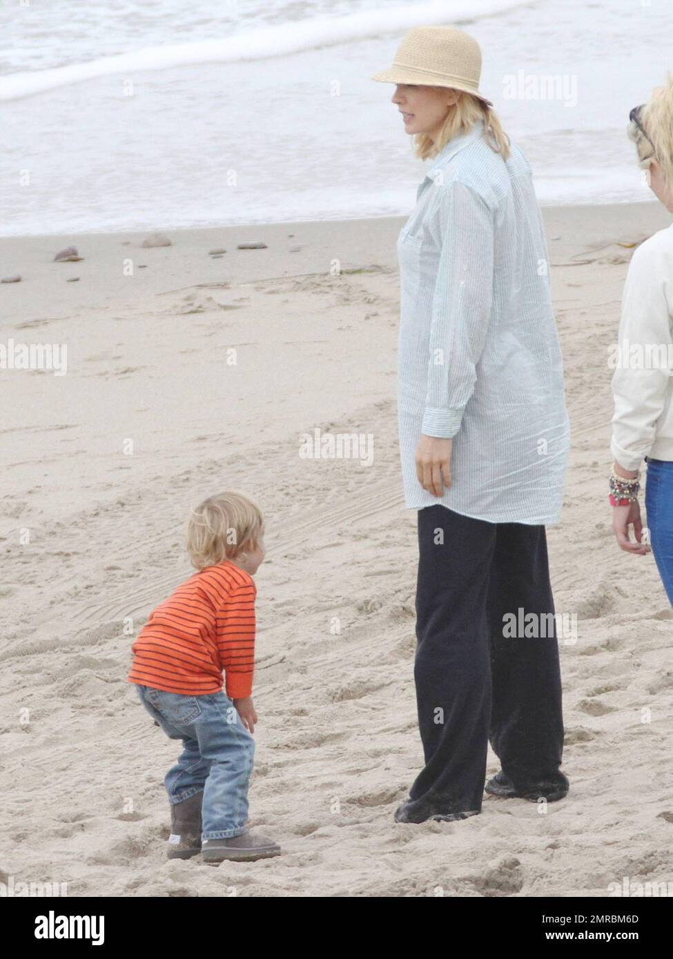 Actress Jenna Elfman has a great time on the set of "Friends with ...