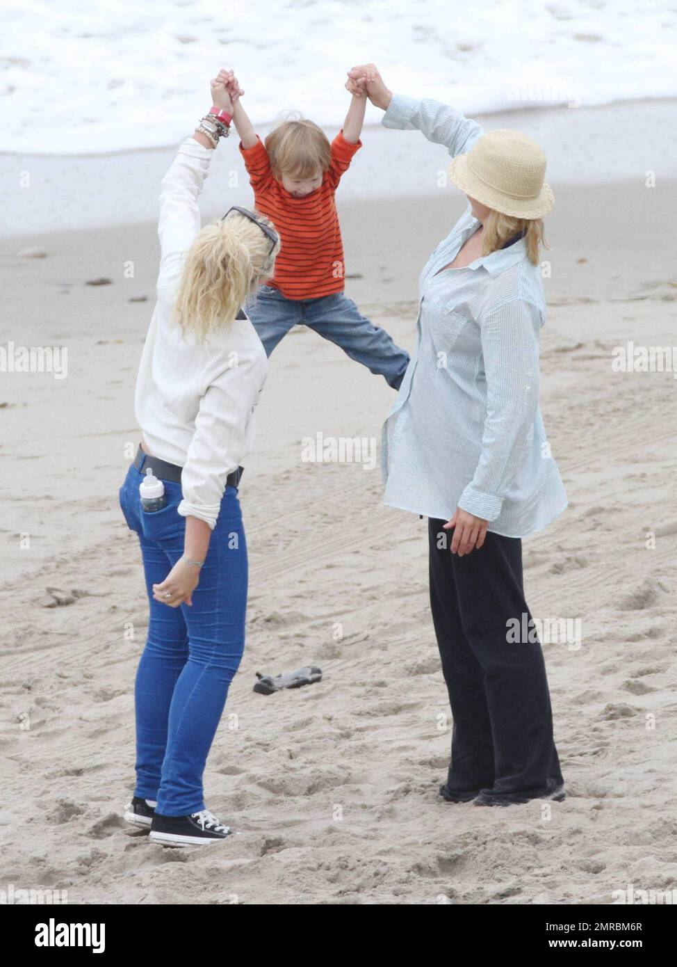 Actress Jenna Elfman has a great time on the set of "Friends with ...