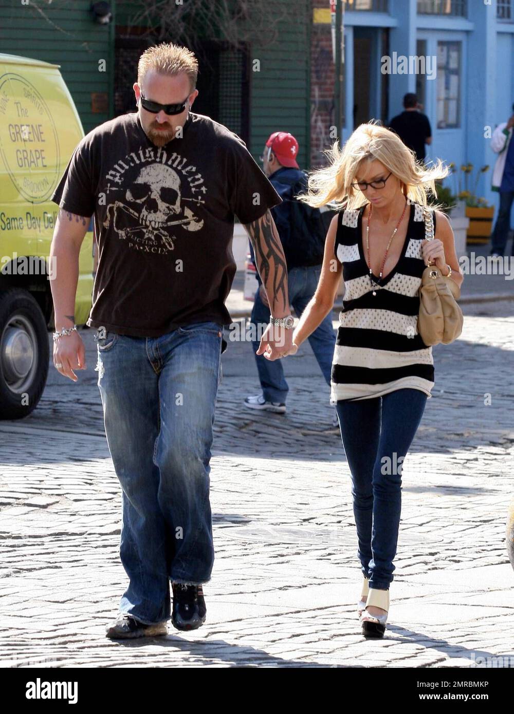 Jenna Jameson and her bodyguard have a champagne and oyster lunch at ...