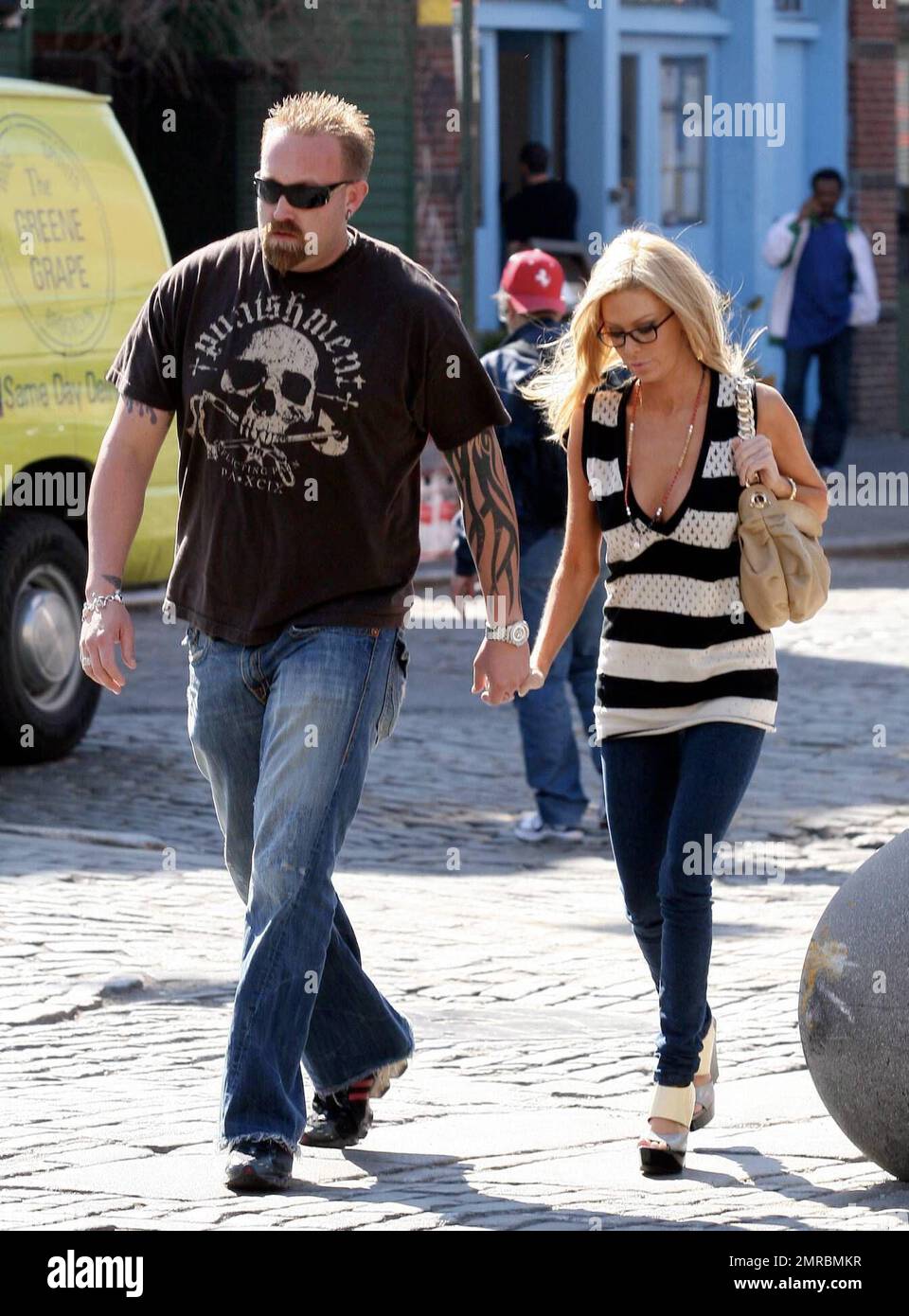 Jenna Jameson and her bodyguard have a champagne and oyster lunch at ...