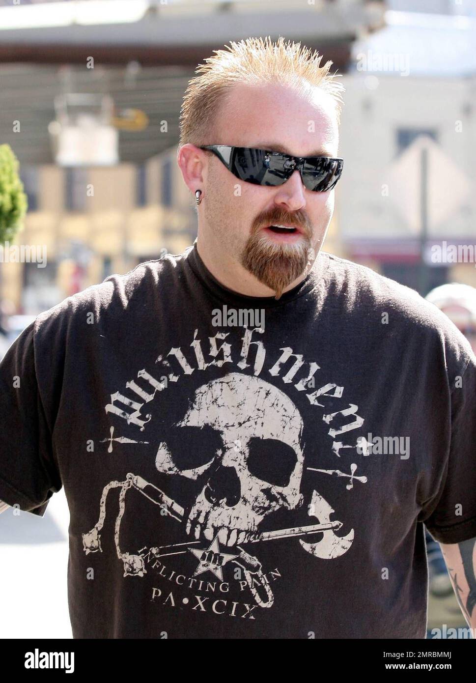 Jenna Jameson and her bodyguard have a champagne and oyster lunch at ...