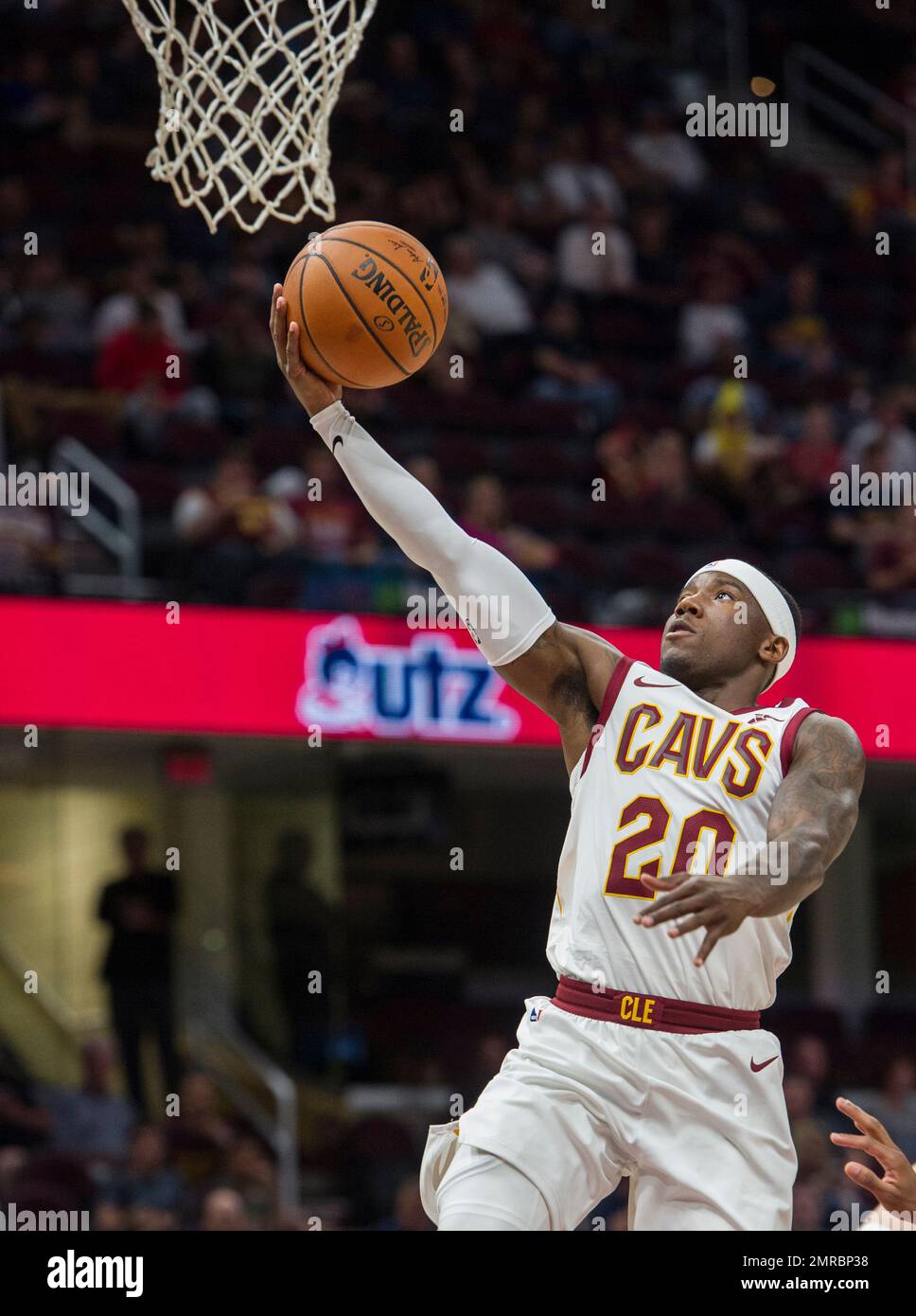 Cleveland Cavaliers' Kay Felder (20) drives to the basket against the ...
