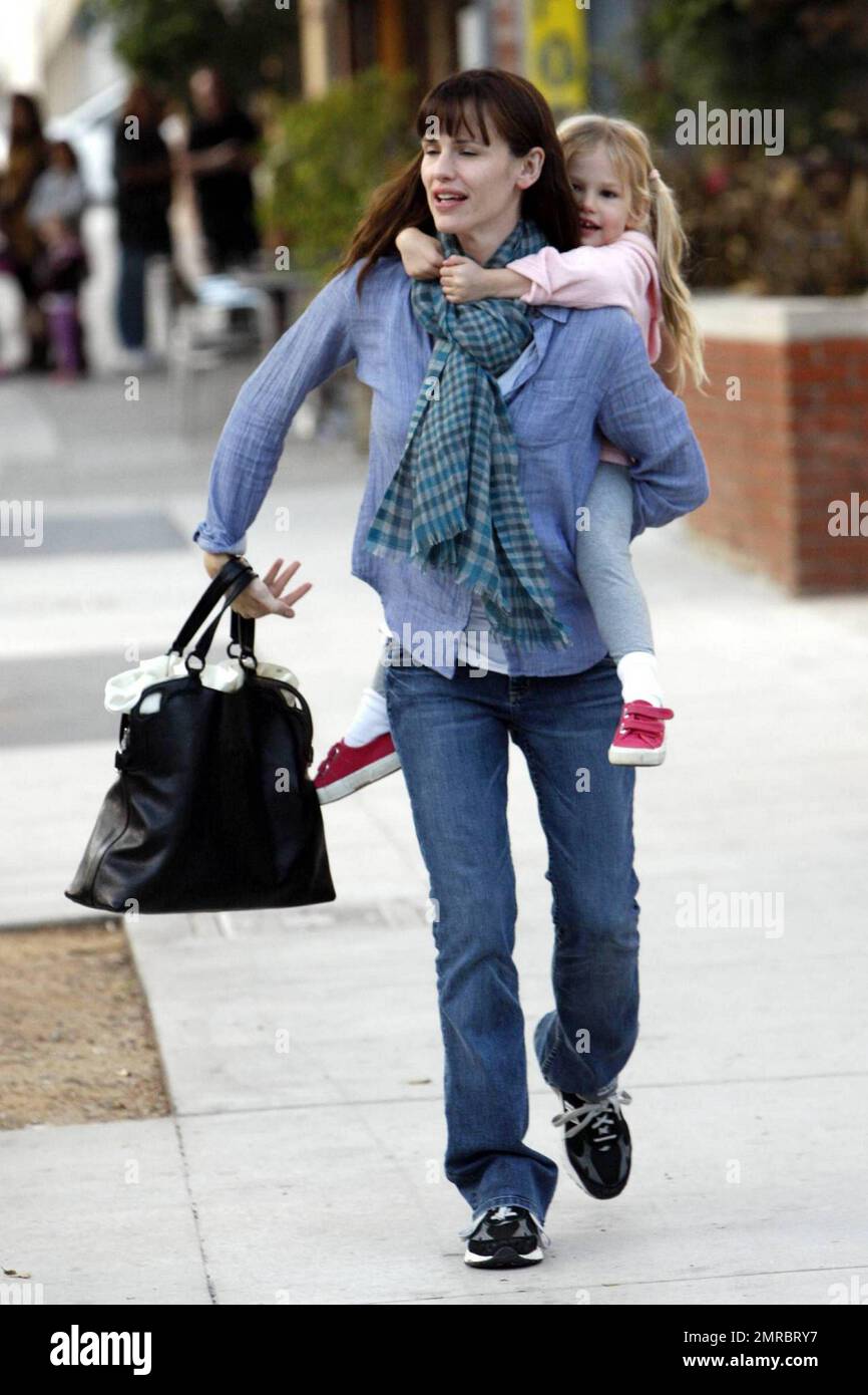 Jennifer Garner treats daughter Violet to a piggyback ride and an ice ...
