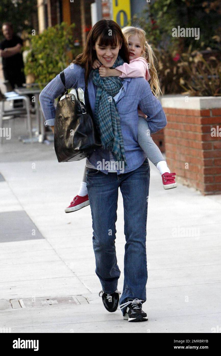 Jennifer Garner treats daughter Violet to a piggyback ride and an ice ...