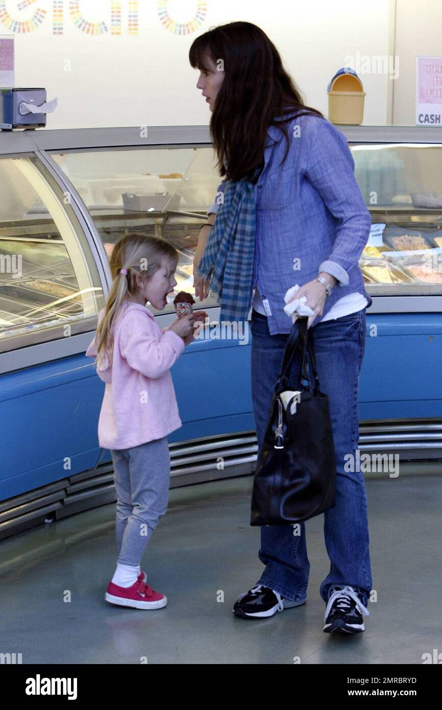 Jennifer Garner treats daughter Violet to a piggyback ride and an ice ...