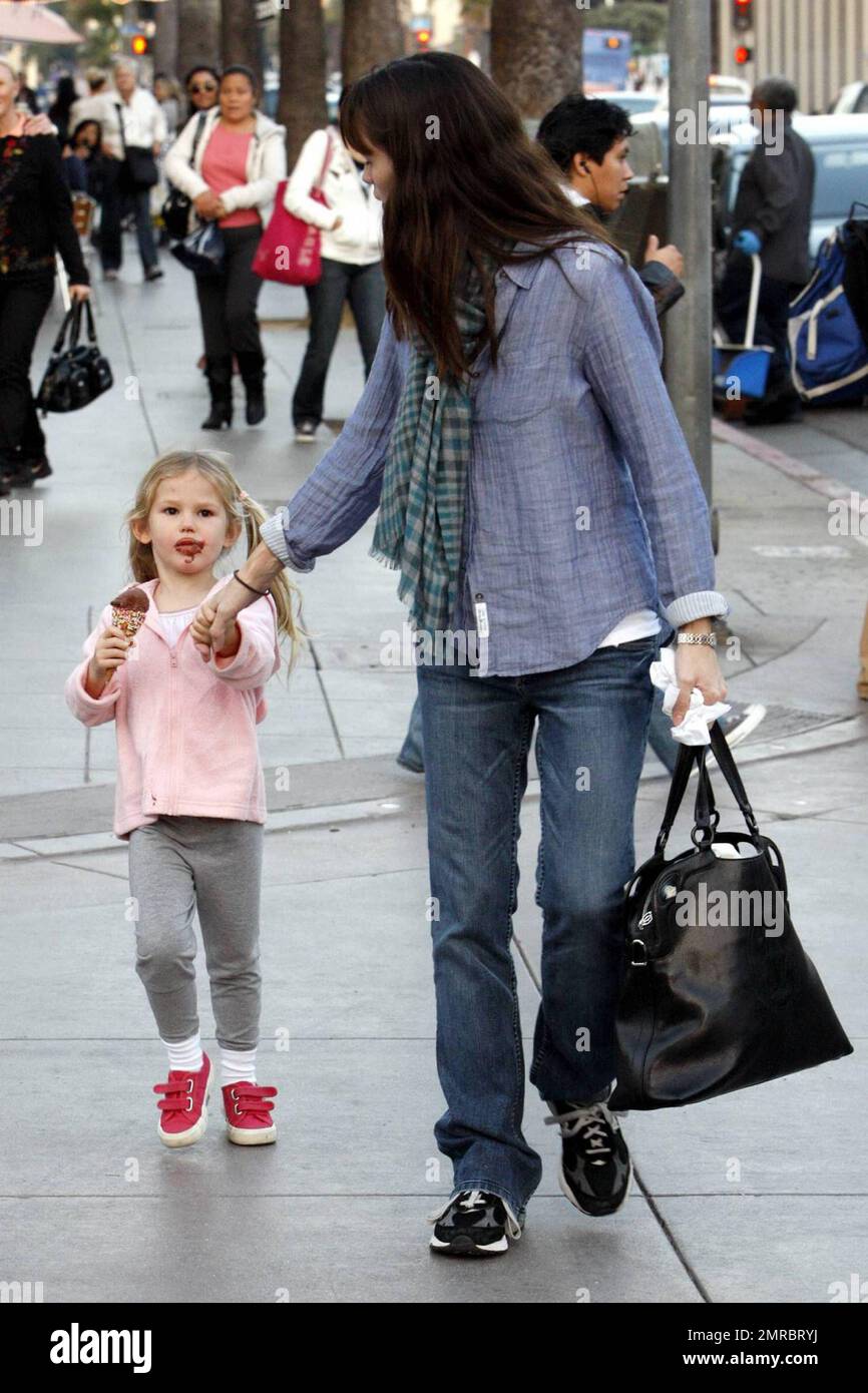 Jennifer Garner treats daughter Violet to a piggyback ride and an ice ...