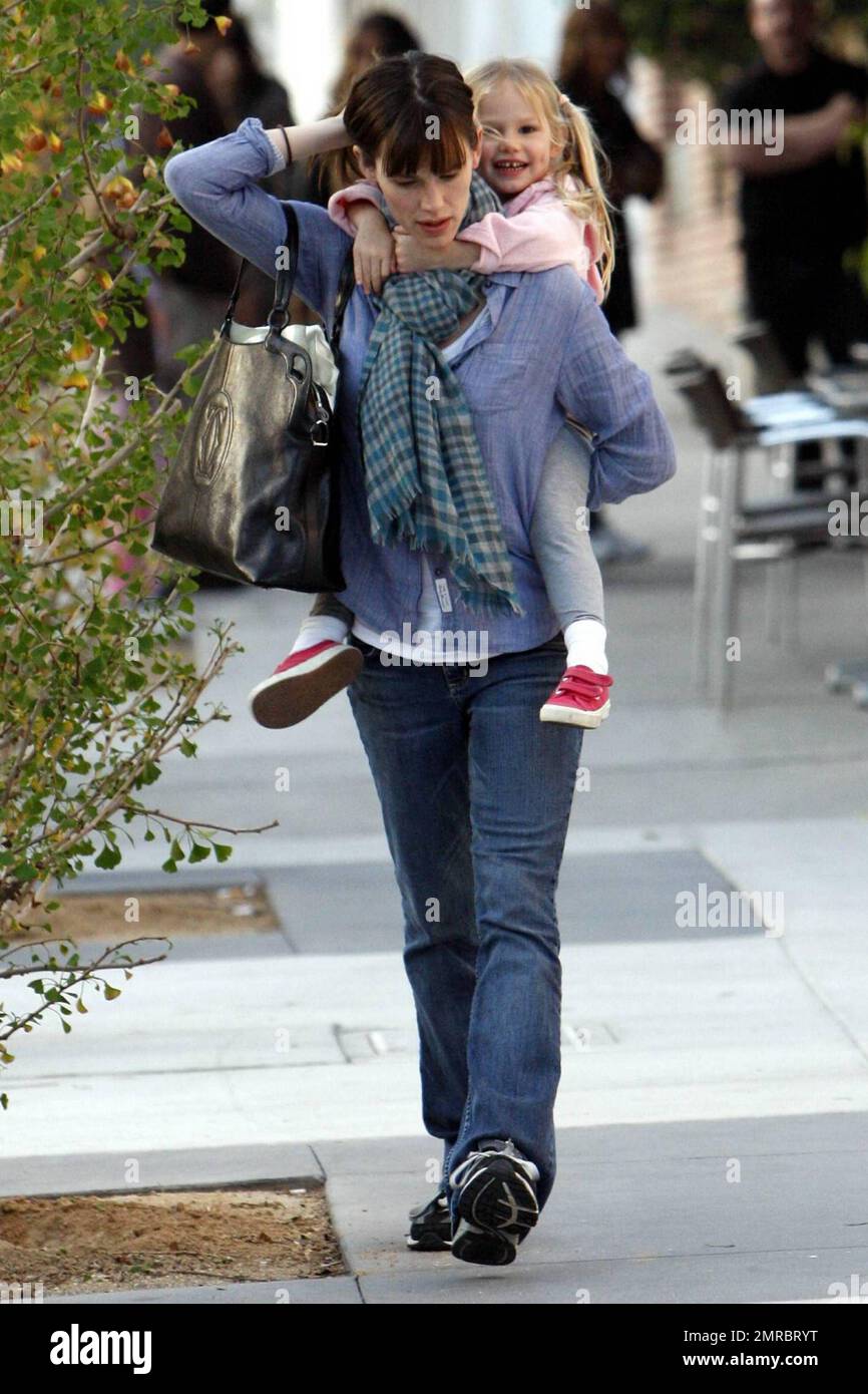 Jennifer Garner treats daughter Violet to a piggyback ride and an ice ...