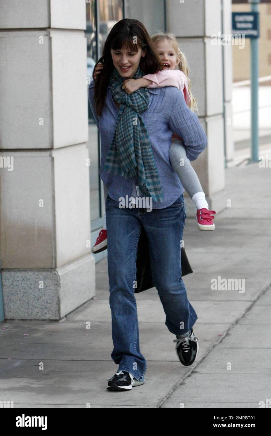 Jennifer Garner treats daughter Violet to a piggyback ride and an ice ...