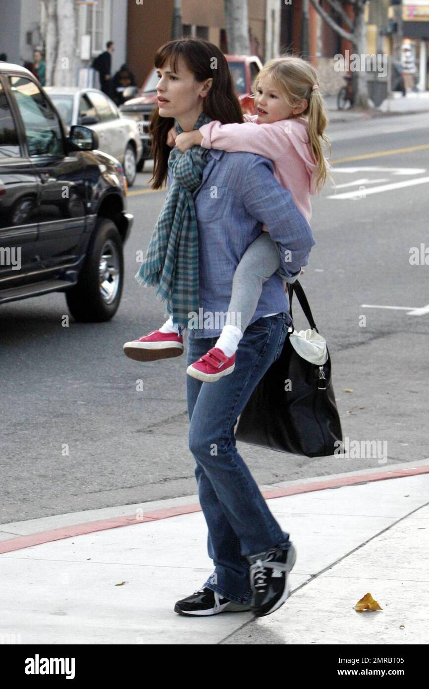 Jennifer Garner treats daughter Violet to a piggyback ride and an ice ...