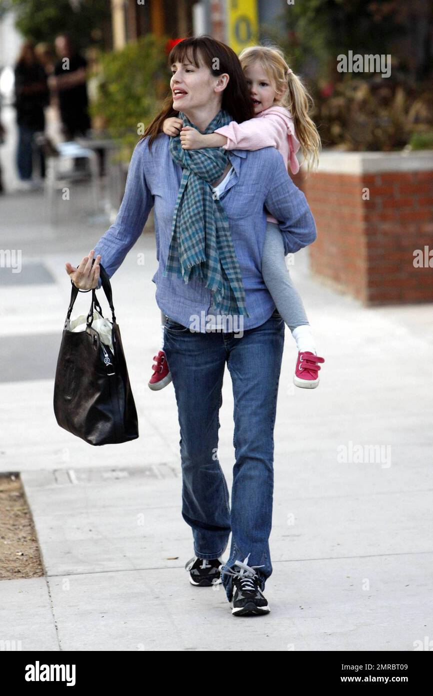 Jennifer Garner treats daughter Violet to a piggyback ride and an ice ...