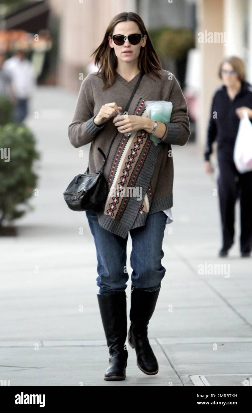 Wearing no makeup, the pregnant Jennifer Garner covers up in a ...