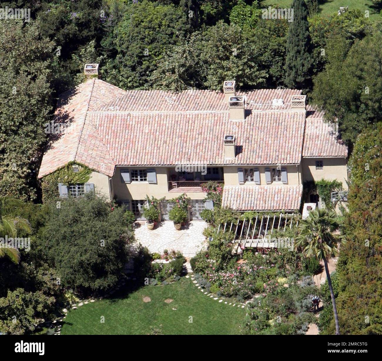 Exclusive!! Jennifer Lopez' Beverly Hills home in Ca. 9/6/05 Stock ...