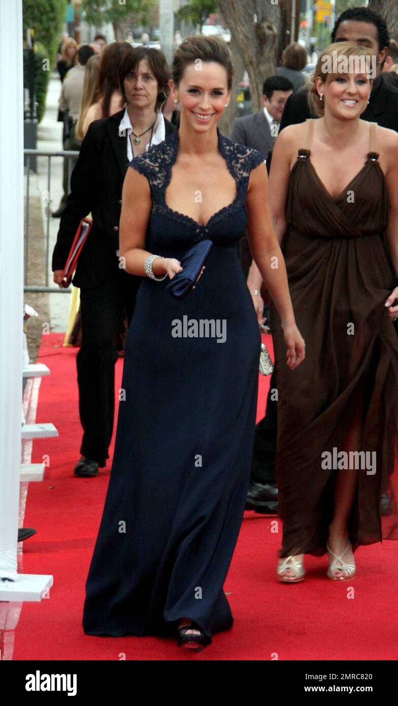Actress Jennifer Love Hewitt looks stunning in a black dress on the red ...