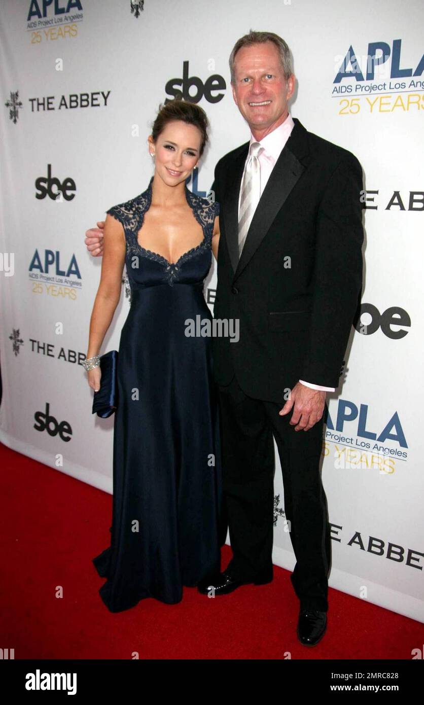 Actress Jennifer Love Hewitt looks stunning in a black dress on the red ...