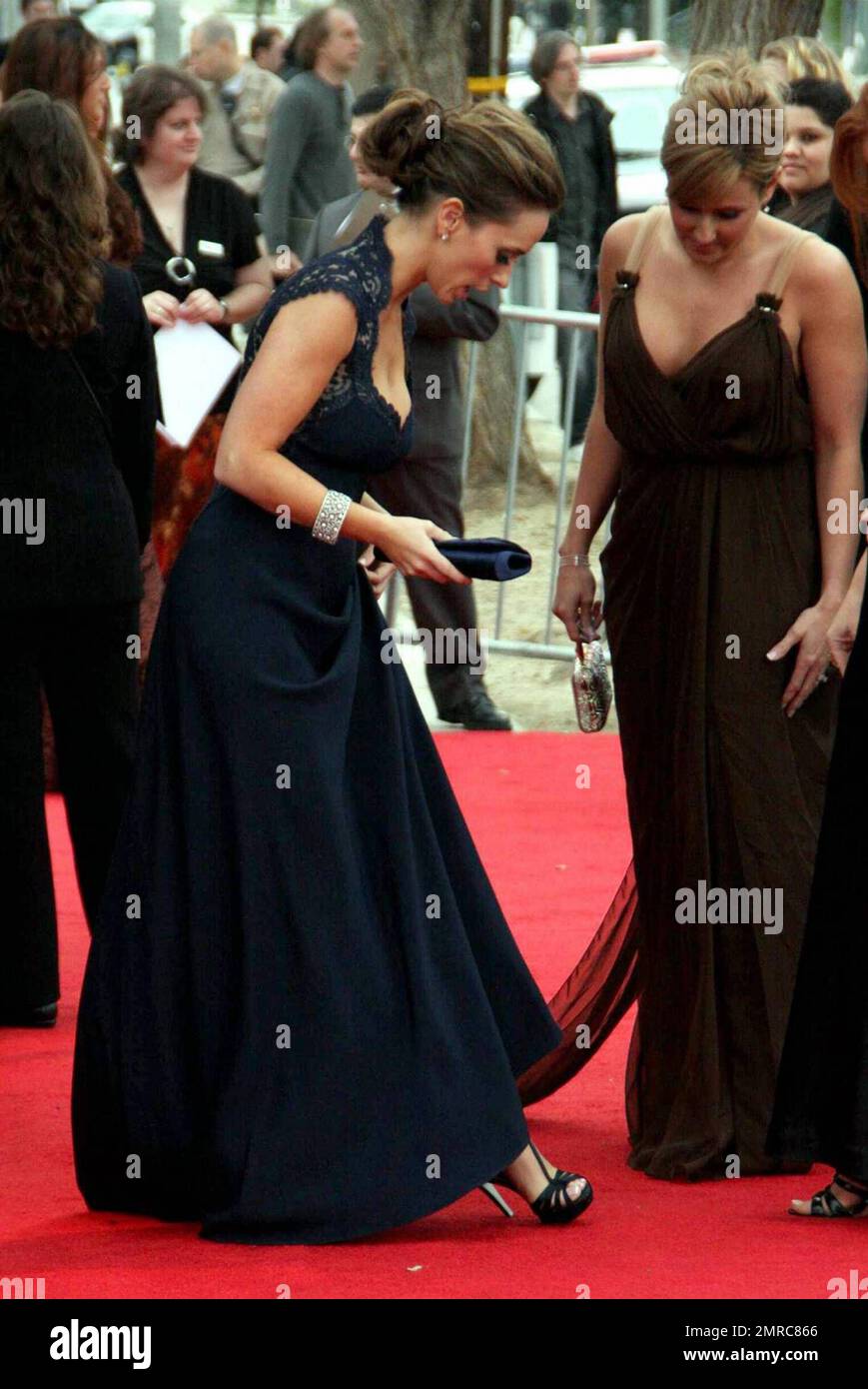 Actress Jennifer Love Hewitt looks stunning in a black dress on the red ...