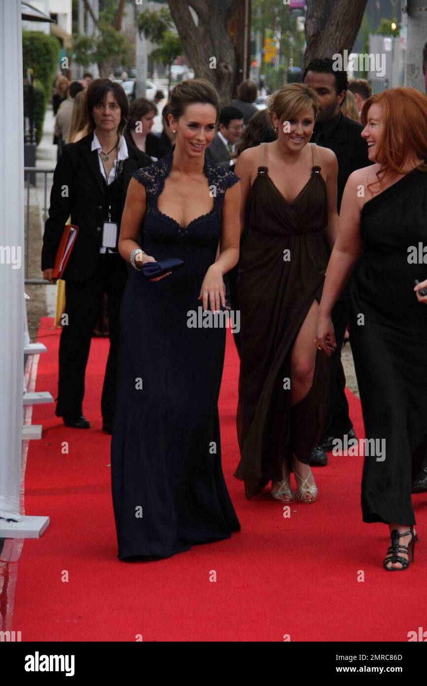 Actress Jennifer Love Hewitt looks stunning in a black dress on the red ...