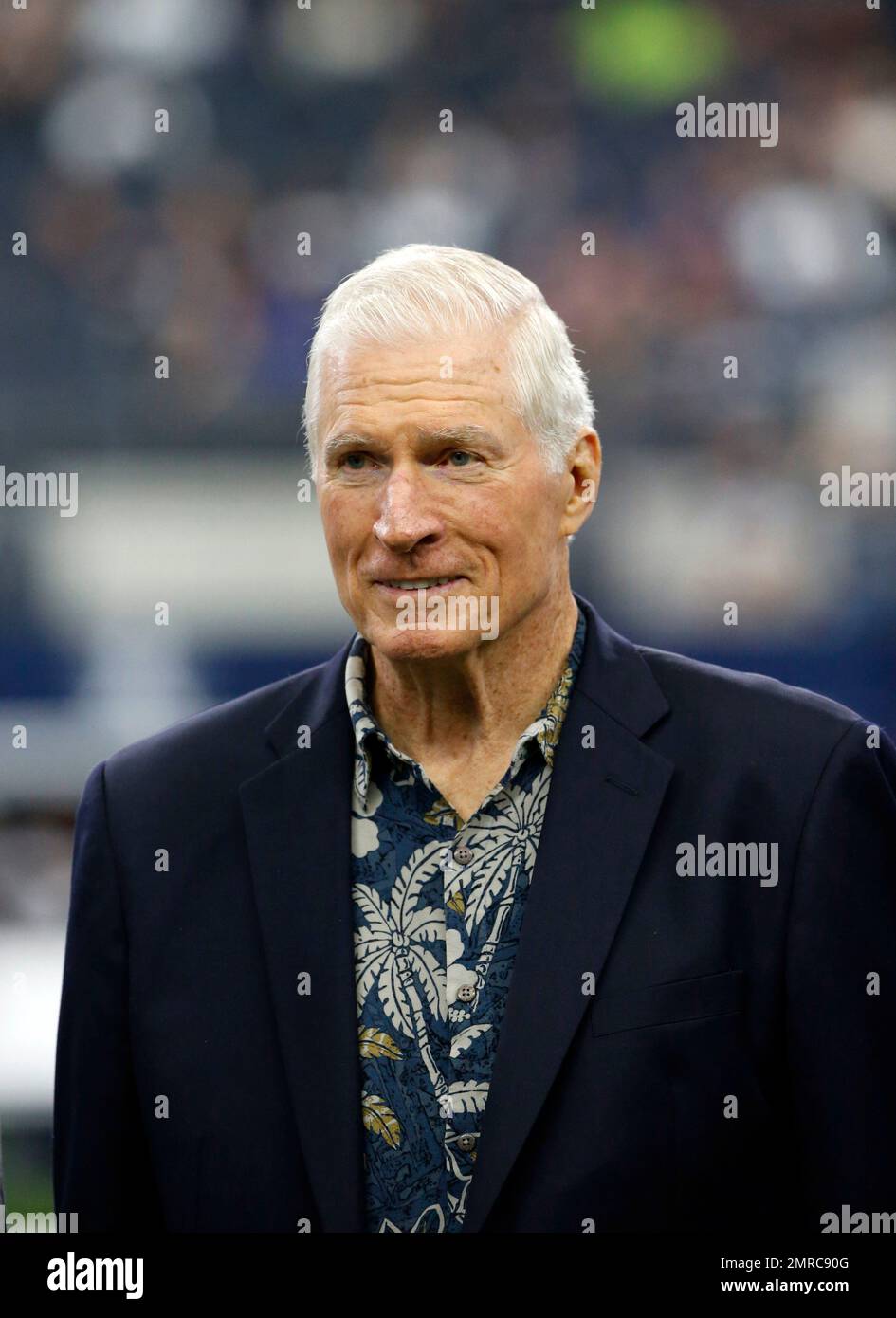 Former Dallas Cowboys defensive tackle Bob Lilly waves during a pregame ...