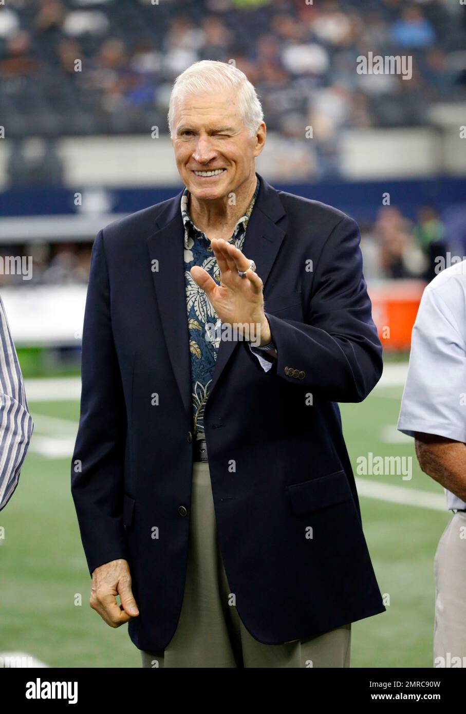 Former Dallas Cowboys defensive tackle Bob Lilly waves during a pregame ...
