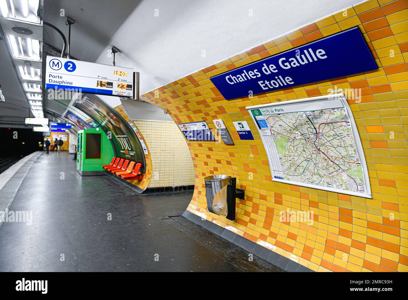 Charles de gaulle etoile station hi-res stock photography and images ...