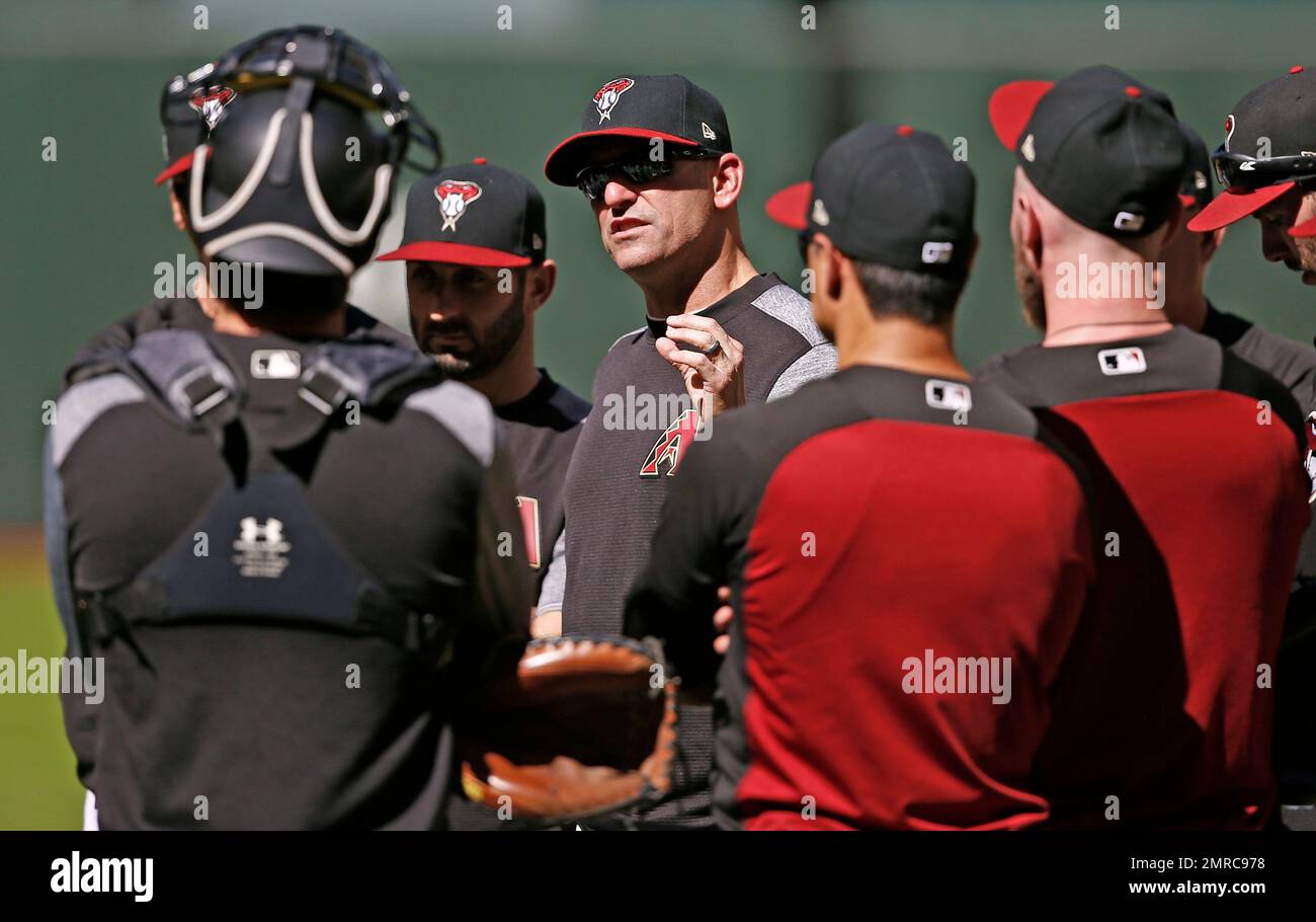 Arizona Diamondbacks manager Torey Lovullo, middle, talks with his ...