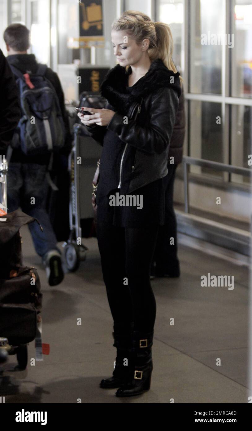EXCLUSIVE!! "Once Upon a Time" star Jennifer Morrison arrives at LAX ...