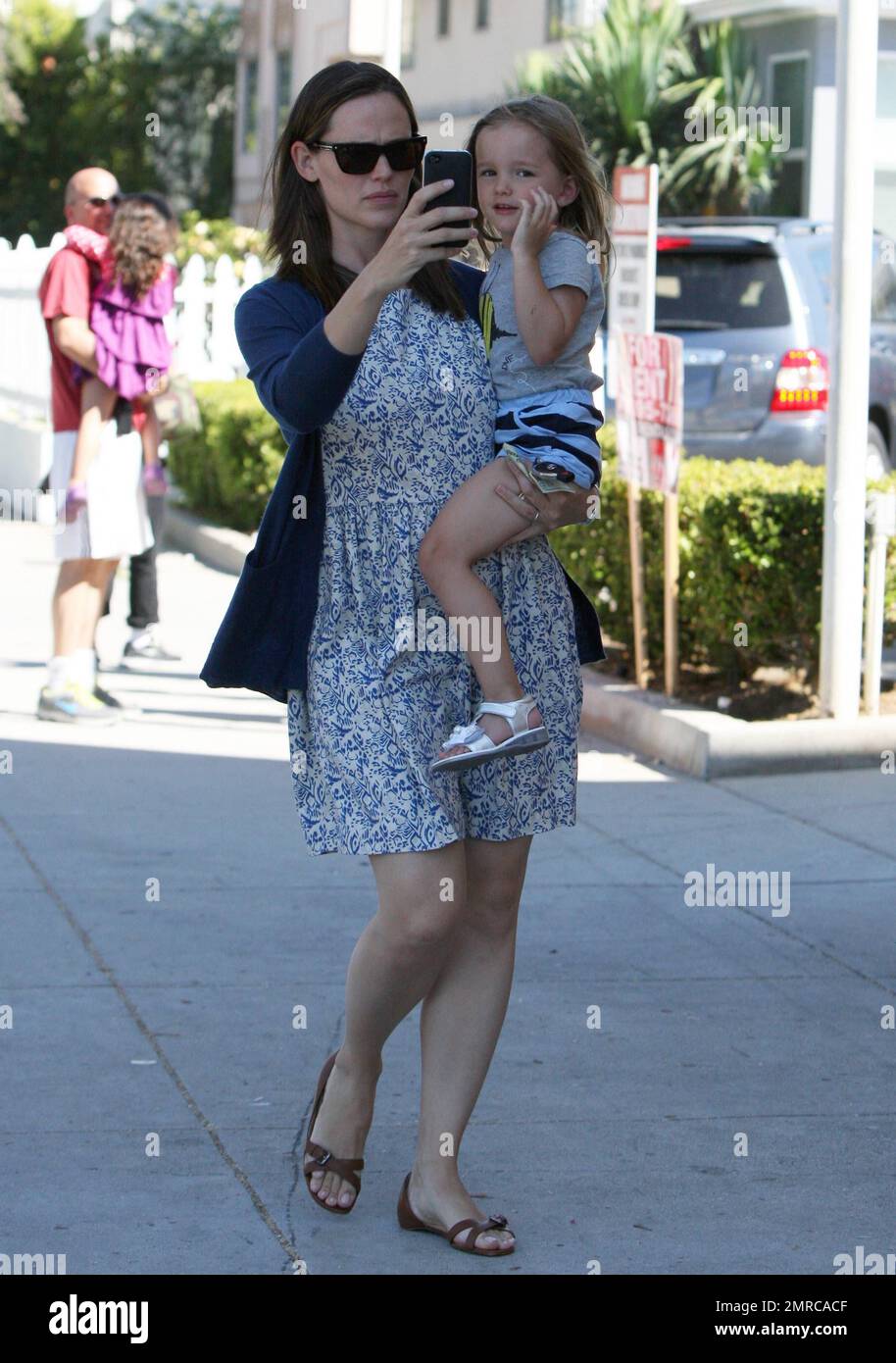 Jennifer garner daughter seraphina rose hi-res stock photography and ...