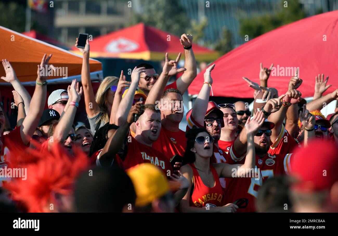 Chiefs fans interact with ESPN's Suzy Kolber, Steve Young, Randy Moss ...