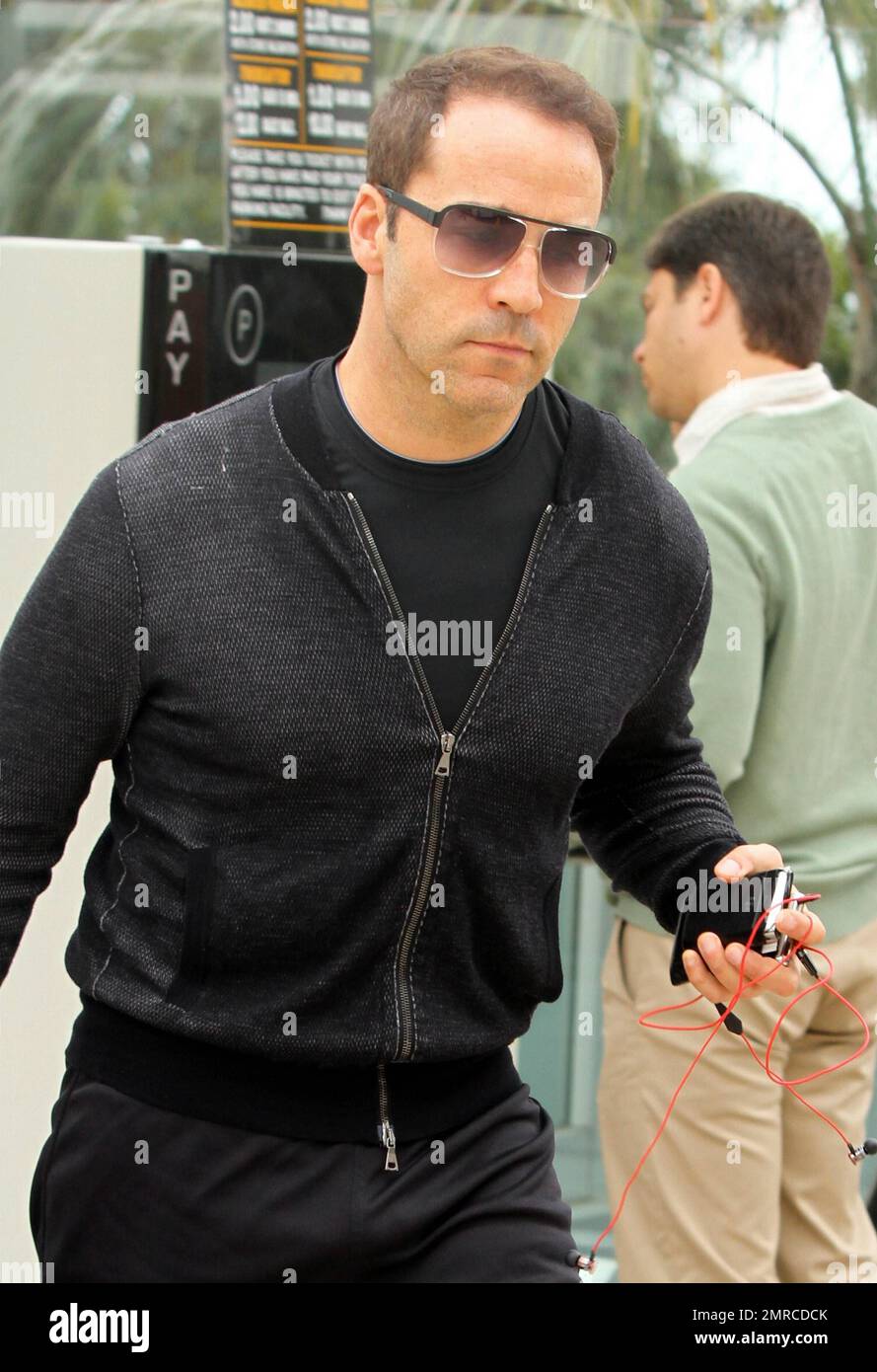 EXCLUSIVE!! "Entourage" star Jeremy Piven shows off his muscular legs ...