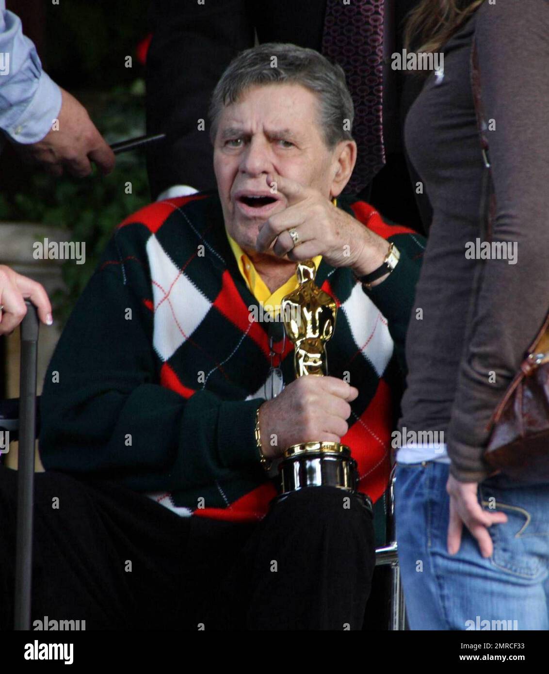 Jerry Lewis leaves his hotel following award night clutching his ...