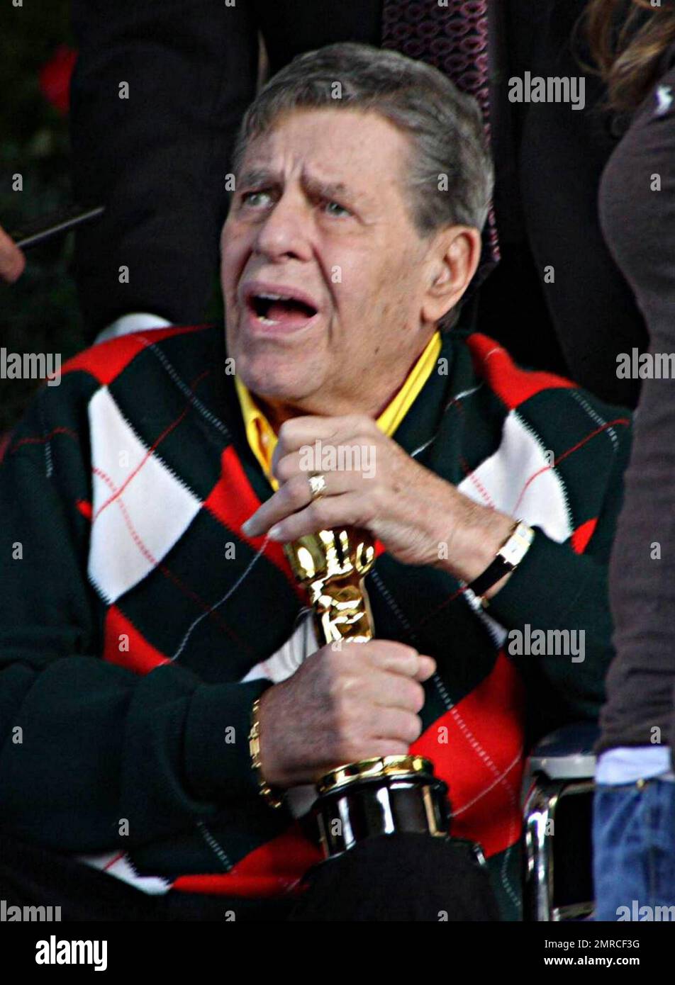 Jerry Lewis leaves his hotel following award night clutching his ...