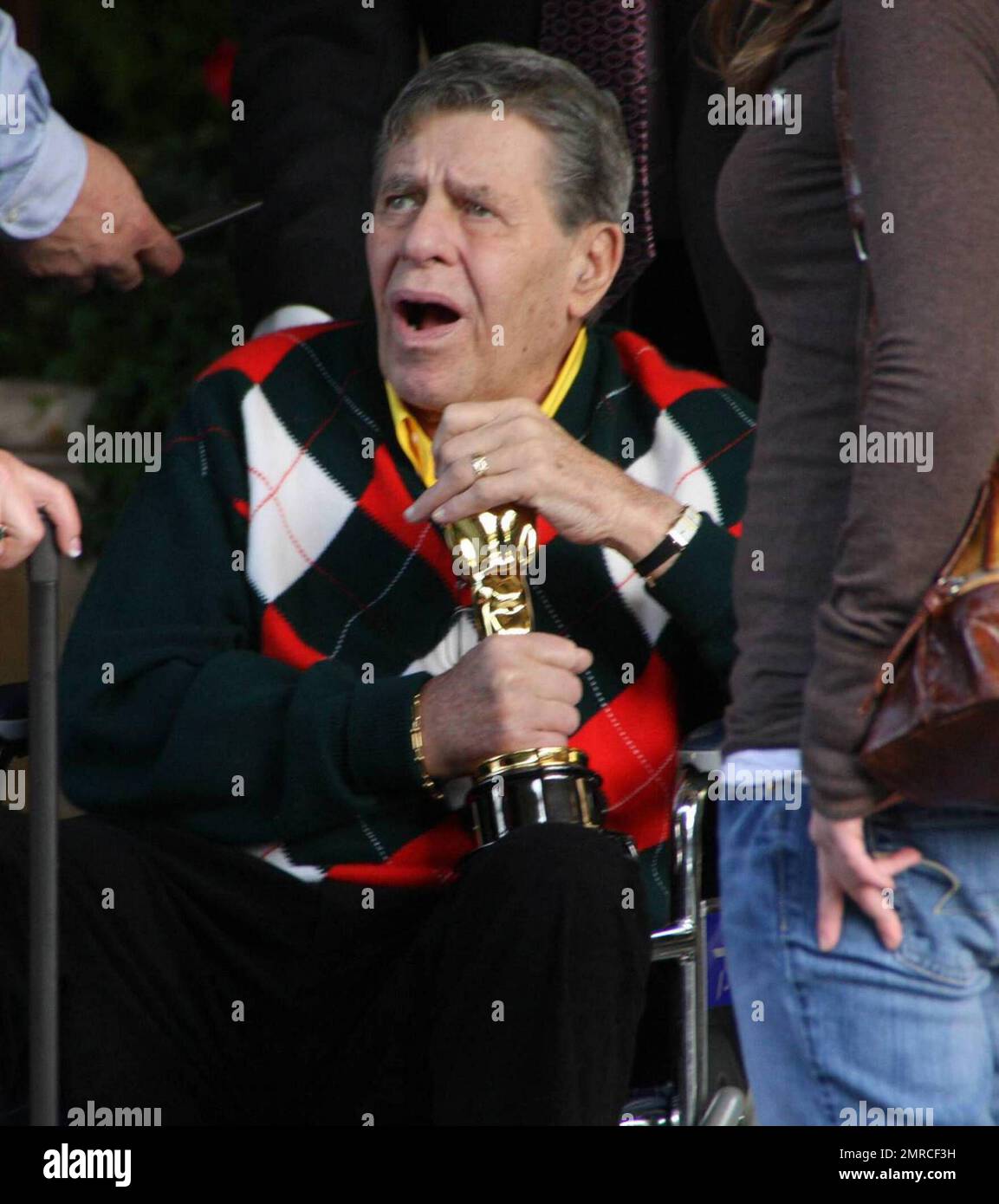 Jerry Lewis leaves his hotel following award night clutching his ...