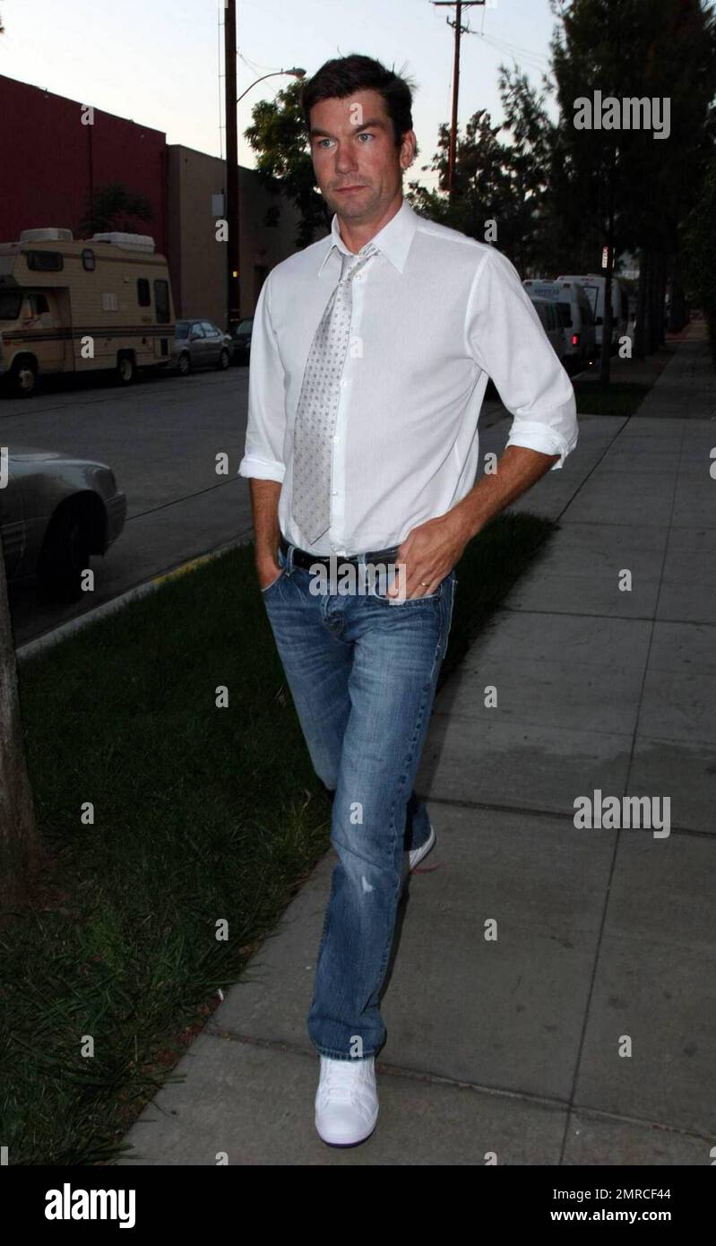 Actor Jerry O'Connell waves to the cameras and signs autographs for ...