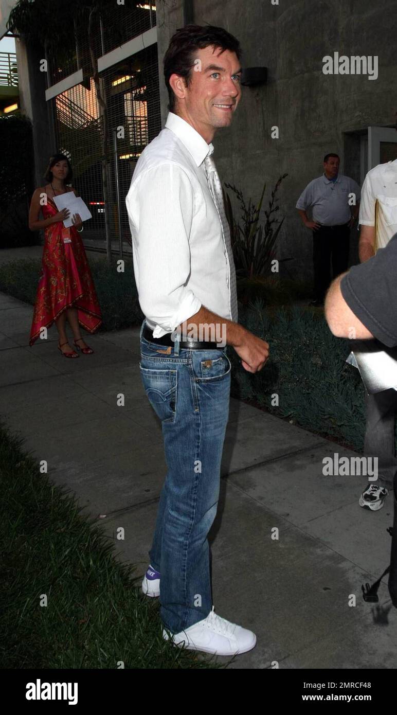 Actor Jerry O'Connell waves to the cameras and signs autographs for ...