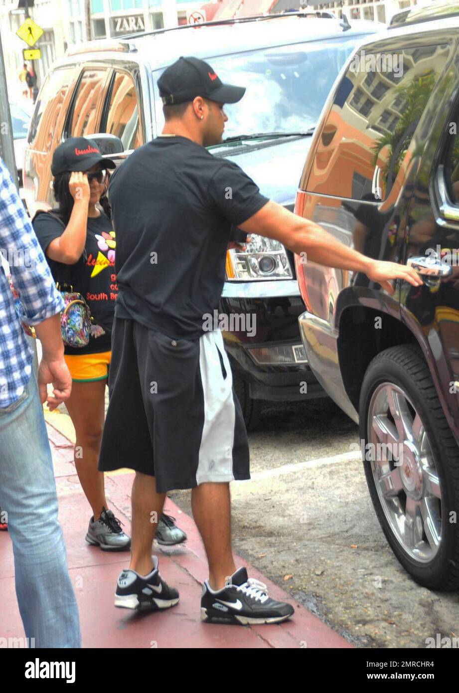 Nicole "Snooki" Polizzi and Ronnie Magro of "Jersey Shore" out and ...