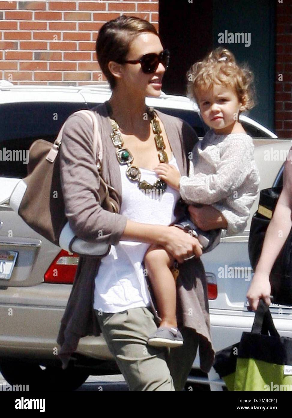Actress Jessica Alba carries 2-year-old daughter Honor Marie back to ...