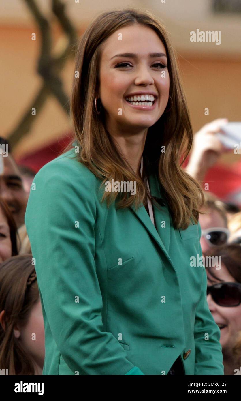 Wearing a green jacket and jeans, Jessica Alba looks super thin as she ...
