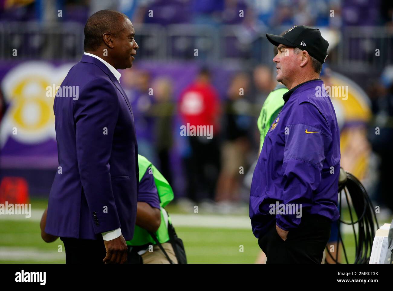 Former Minnesota Vikings wide receiver Ahmad Rashad, left, talks with ...