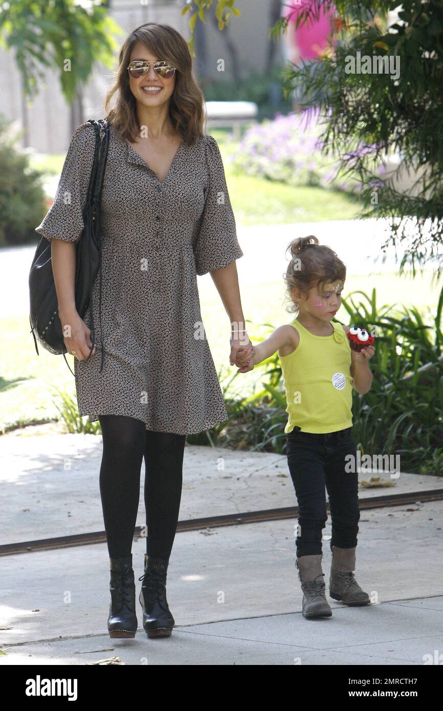 Jessica Alba looks fabulous just a month after giving birth to her ...
