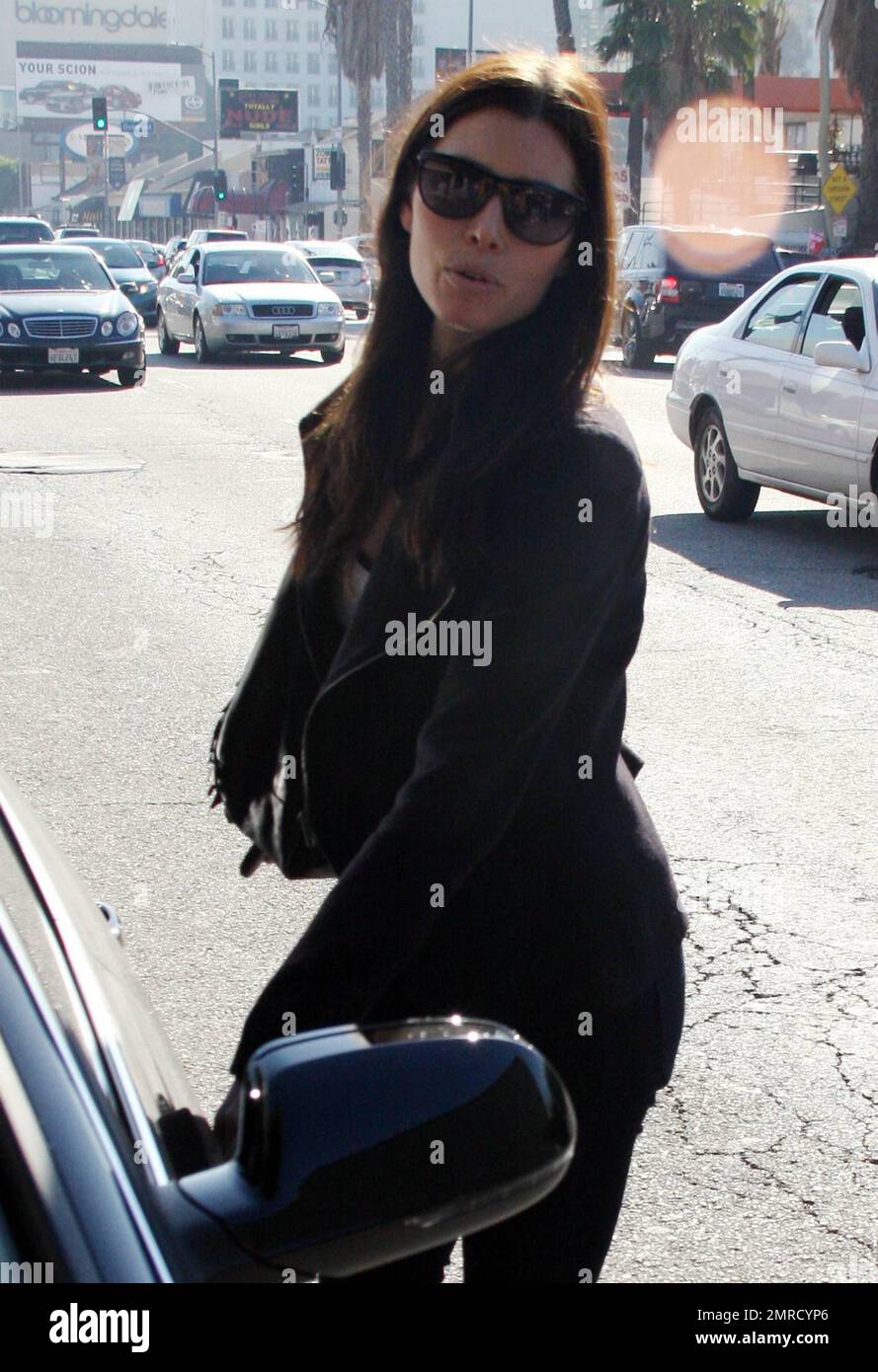 Jessica Biel looks comfy in a light fall jacket, pencil jeans and knee ...