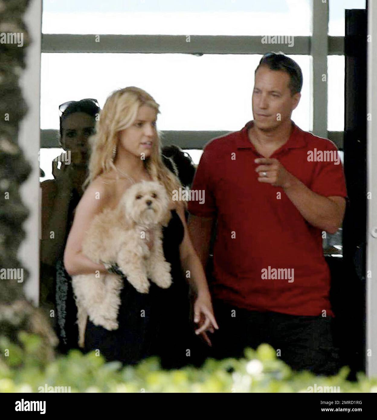 Exclusive!! Jessica Simpson, her entourage and her father, Joe, arrive ...