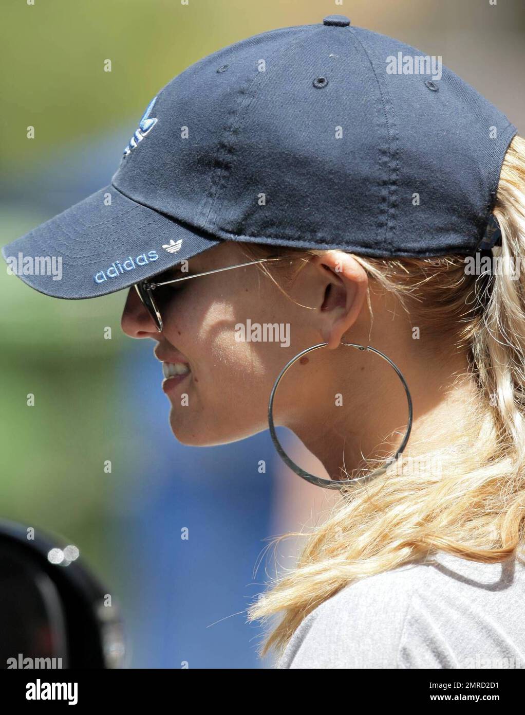 Jessica Simpson makes her way out of her personal trainer's home ...