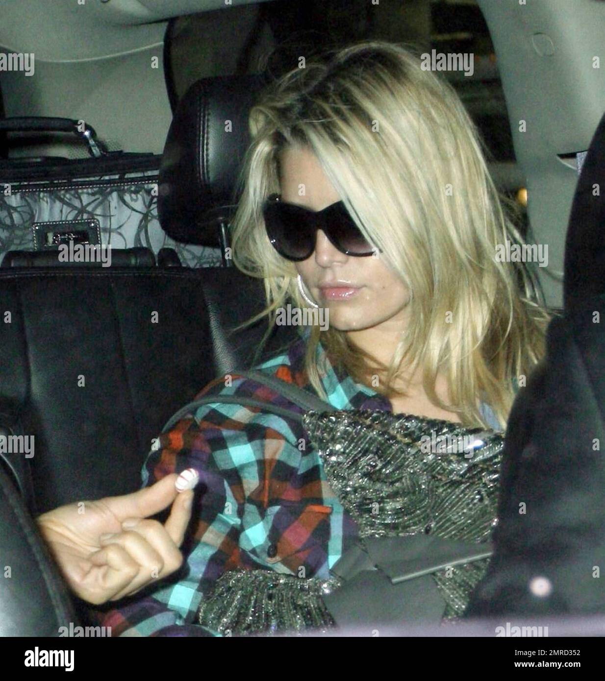 Jessica Simpson arrives off a flight from Indian sporting a red Henna ...