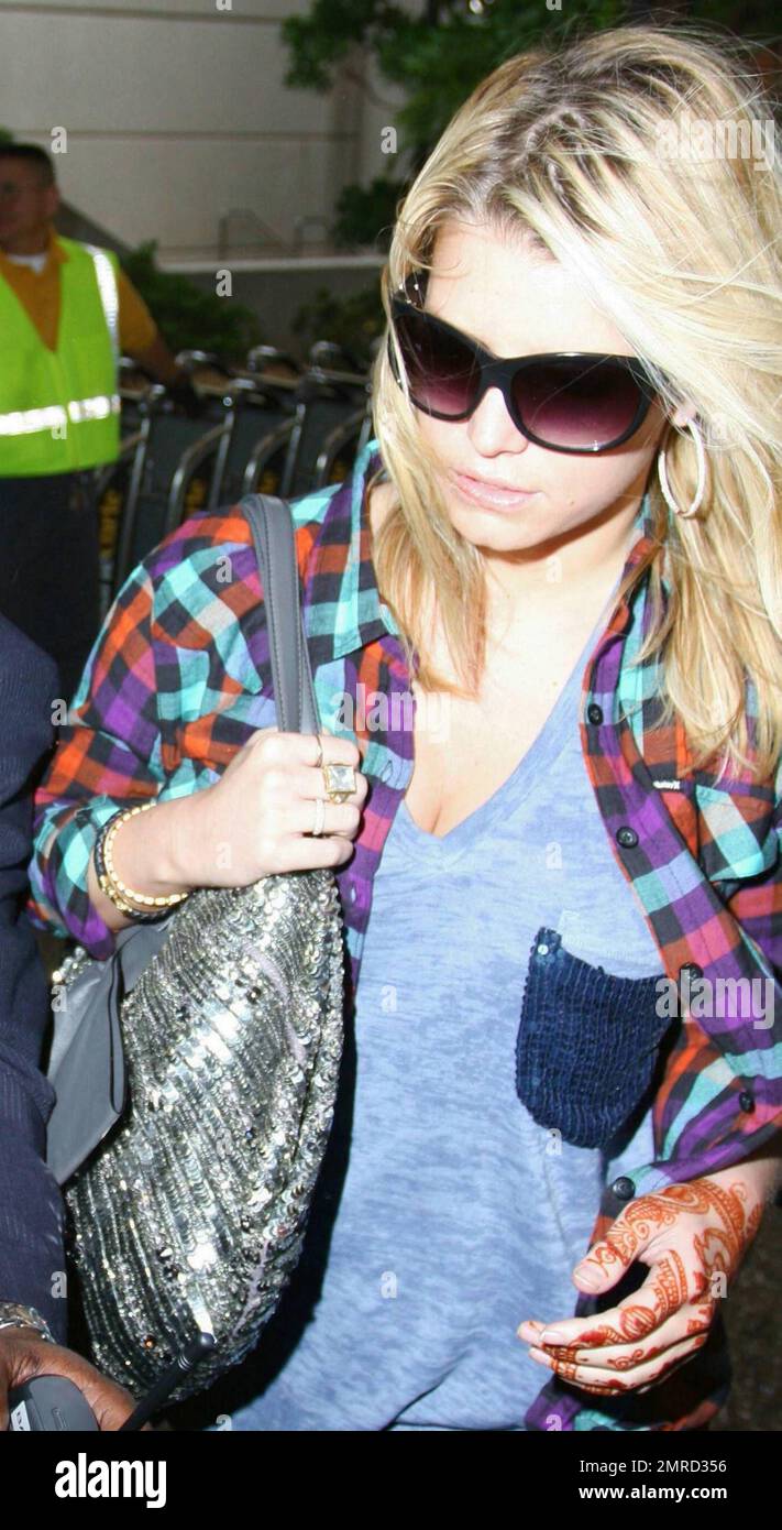 Jessica Simpson arrives off a flight from Indian sporting a red Henna ...