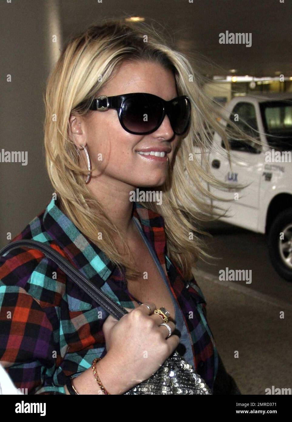 Jessica Simpson arrives off a flight from Indian sporting a red Henna ...