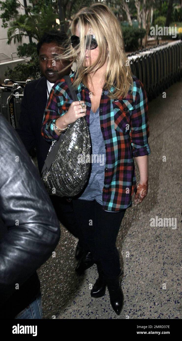Jessica Simpson arrives off a flight from Indian sporting a red Henna ...