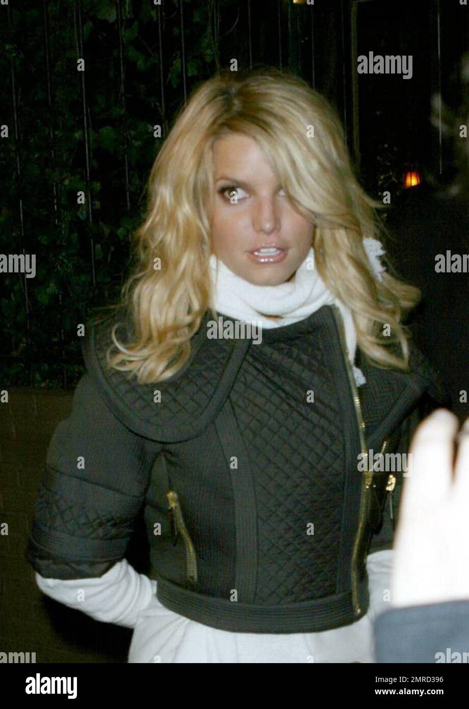 Jessica Simpson visits NYC and seems to have some difficulty getting ...